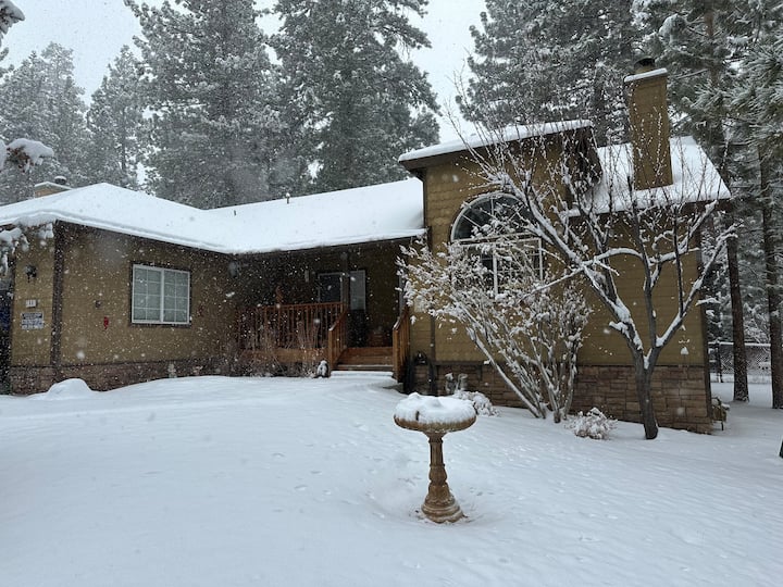 Grizzly Lodge Snowy Getaway • Hot Tub+fireplace • - Big Bear Lake, CA