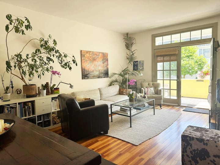 Stylish Townhouse | Pool • Tennis • Walk To Thames - Rhode Island