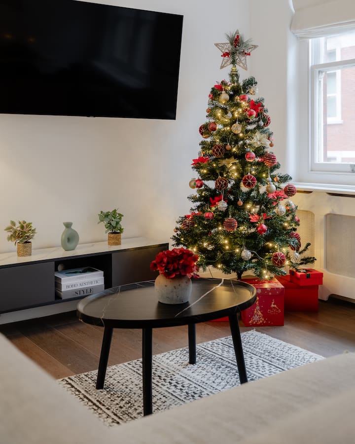 Spacious 3 Bedroom Apartment - London