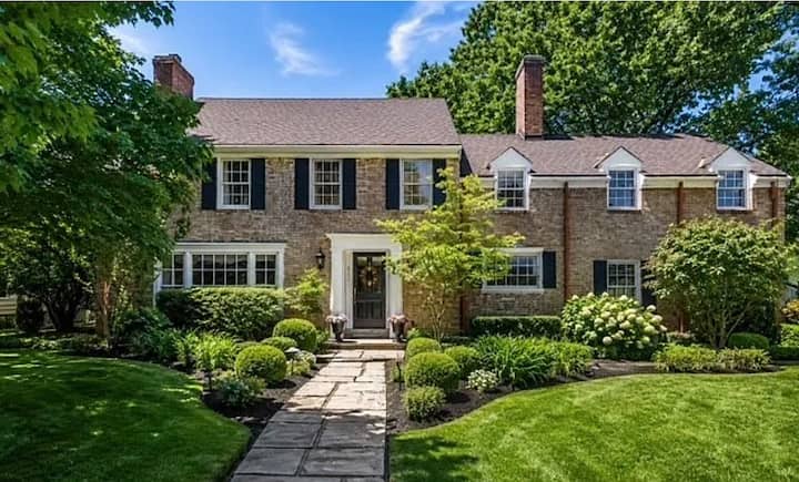 Cozy Sprawling Home Made For Families - Shaker Heights, OH
