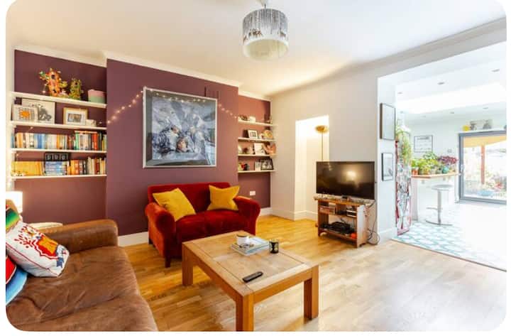 Modern Bright 1-bed Garden Flat, Great Transport - London