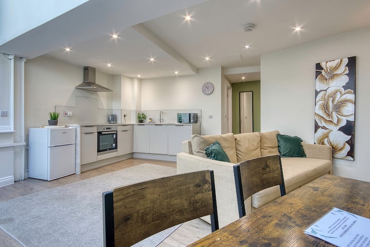 A Town Centre Spacious Studio Apartment - 햄프셔
