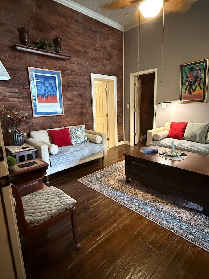 Lovely Luxury 2 Br Apt In New Orleans Style Decor - Columbus, MS