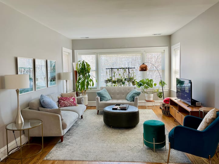 Spacious & Airy 3br In Avondale - Free St Parking - Chicago, IL