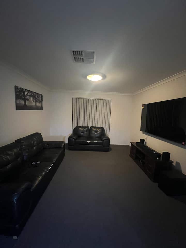 Spacious 4 Bedrooms House With Garage Parking - Hilbert