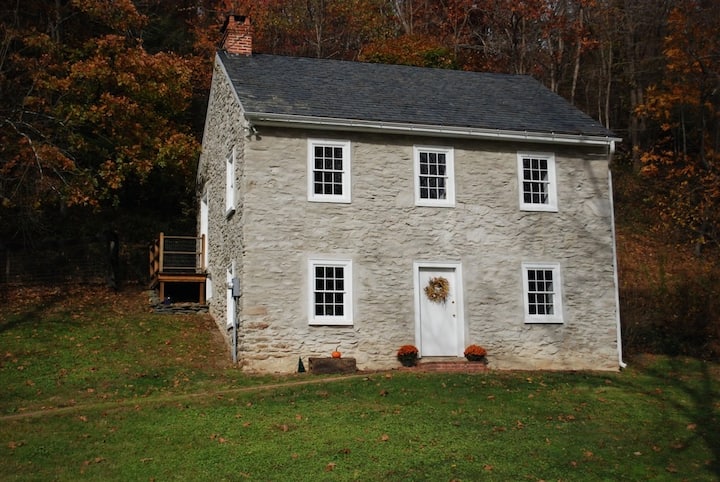 Waterfront Historic Stone Home With Fire Pit - Conowingo Reservoir, United States