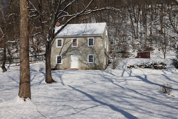 Waterfront Historic Stone Home With Fire Pit - Conowingo Reservoir, United States
