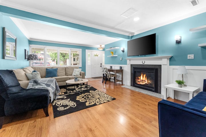 Beautiful Oasis W/heated Private Pool & Sunroom! - Windsor