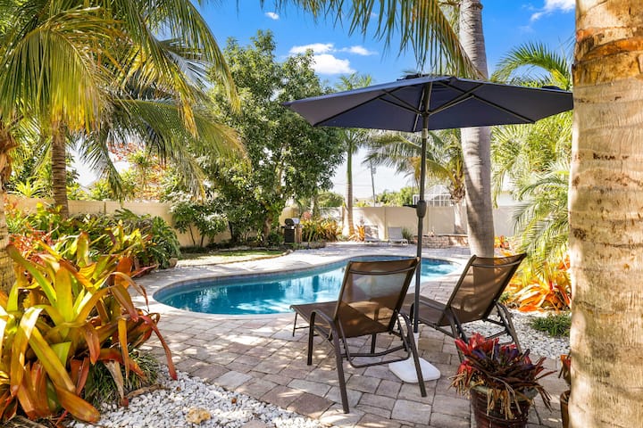 Tropical Oasis • 3bd W/ Resort Pool • Sleeps 9 Ppl - Cape Coral, FL