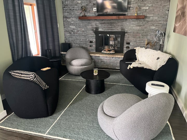 The Mcm, A Modern 3-bedroom Home With A Sparkle - Sheboygan, WI
