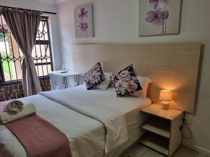 1-entire Guest Suite With Queen Bed - Pretoria