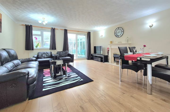 Crescent House - 3 Bedrooms, 2 Bathrooms, Sunroom - Aylesbury