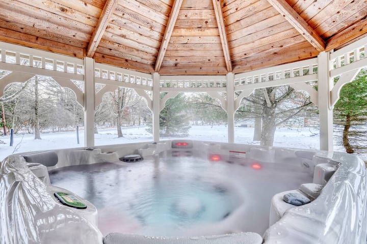 Antler Ridge: Hot Tub Golf Simulator Game Room - Jim Thorpe, PA