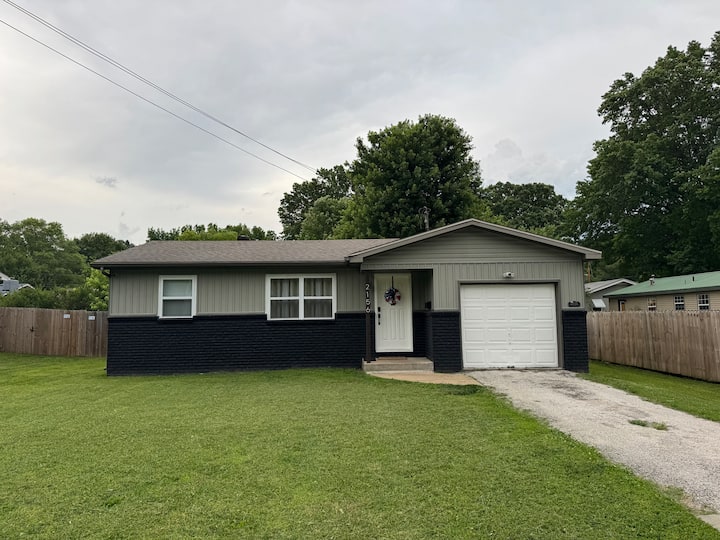 Minimalistic Modern Pet Friendly Home On Jefferson - Springfield, MO