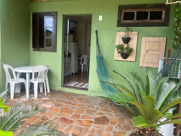 Casa De Hóspedes Com Capacidade Para Um Casal E Uma Criança, Local Com Jardim E Vaga Para Carro, Com A Comodidade De Estar Próximo à Bancos E Supermercado E à Cerca De 6 Km Da Praia De Balneário. - Itapema