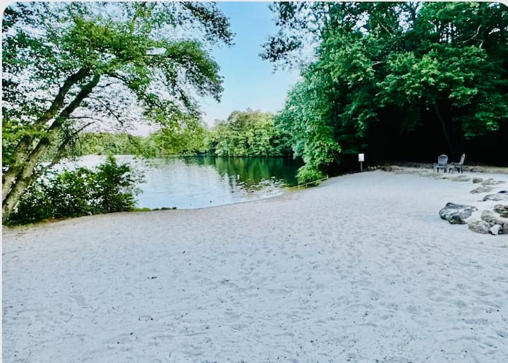 Come Relax And Enjoy 450 Feet Of Lakefront Living! - Medford, NJ