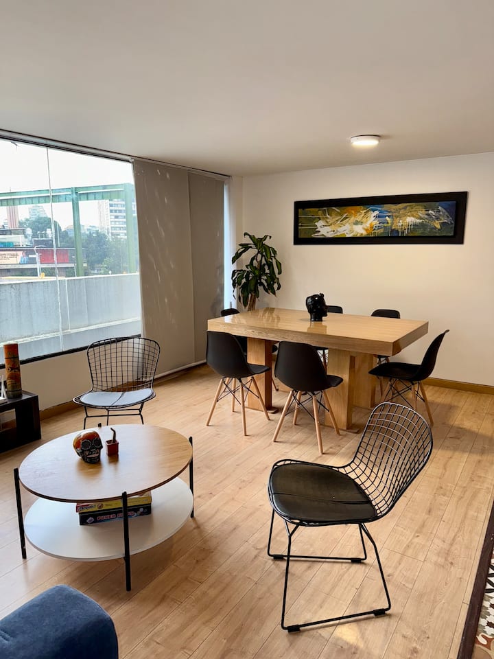 Gran Apto Remodelado Con Terraza Privada En Chicó - Bogota