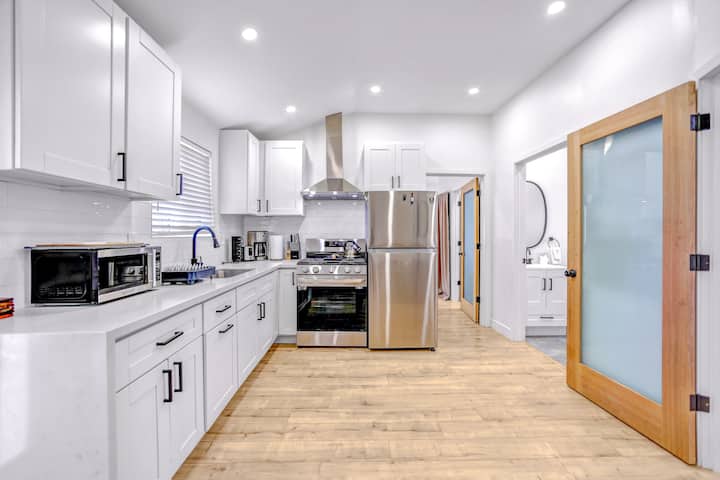 2 Bed 2 Bath Adu With Laundry And Fenced Yard - Burbank, CA