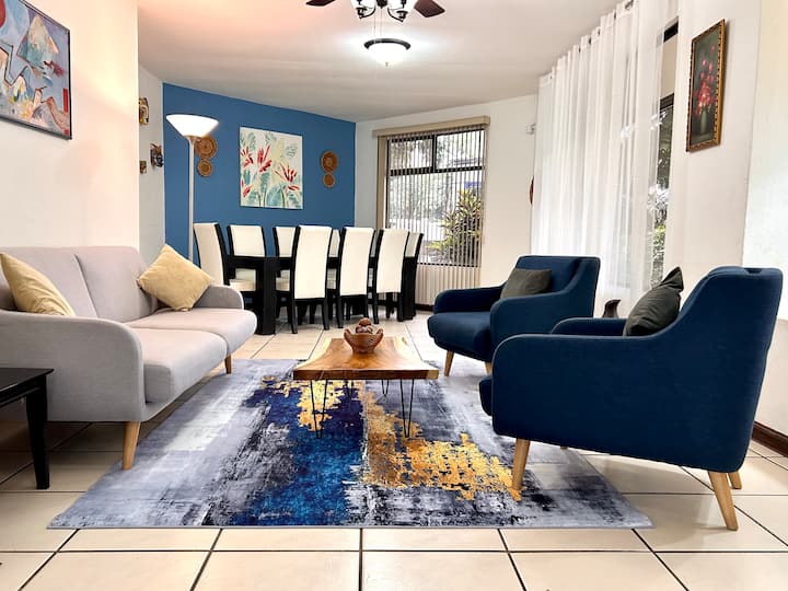 Casa Dali: Spacious Home Near Airport, King Bed - Alajuela