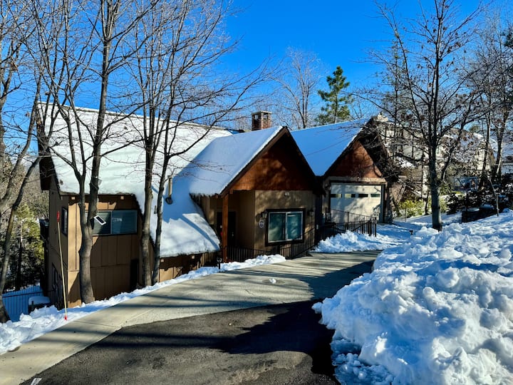 Lake Arrowhead Escape•hot Tub•game Room•8 Guests - Lake Arrowhead, CA
