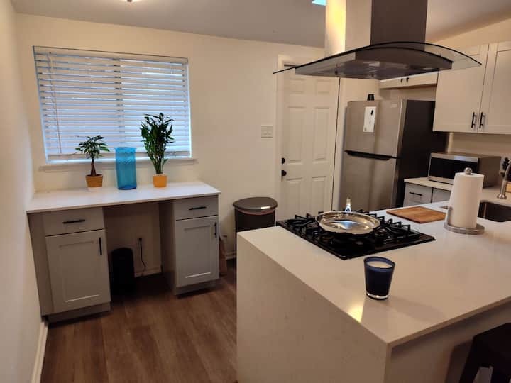 Sola 2br Home W/ Huge Backyard! - West Lake Hills, TX