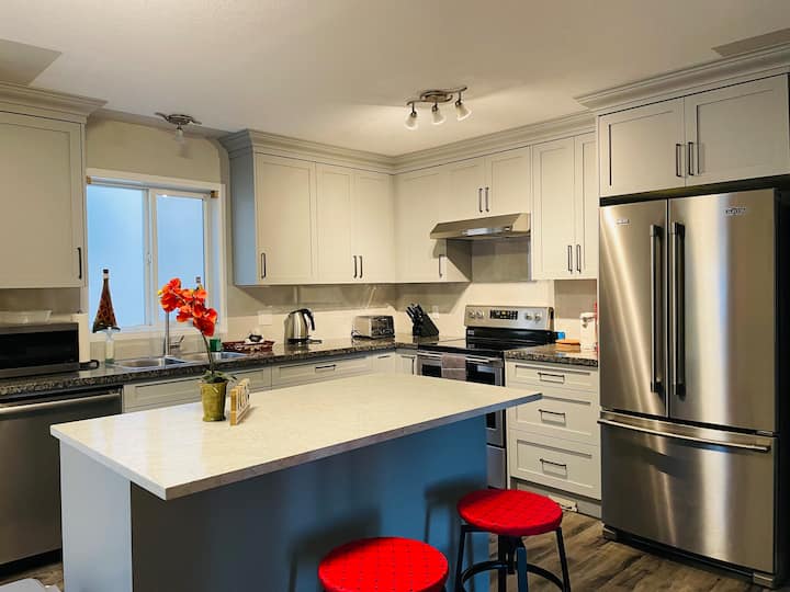 Cozy Spacious 4br Home | Ac& Bbq | Close To Banff - Calgary