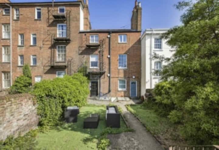 Reading Townhouse Flat With Garden And Parking - Oxfordshire