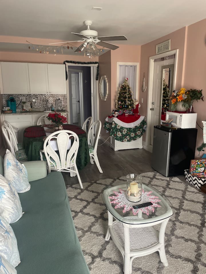Cozy Bedroom With On Suite Living Room. - Panama City, FL
