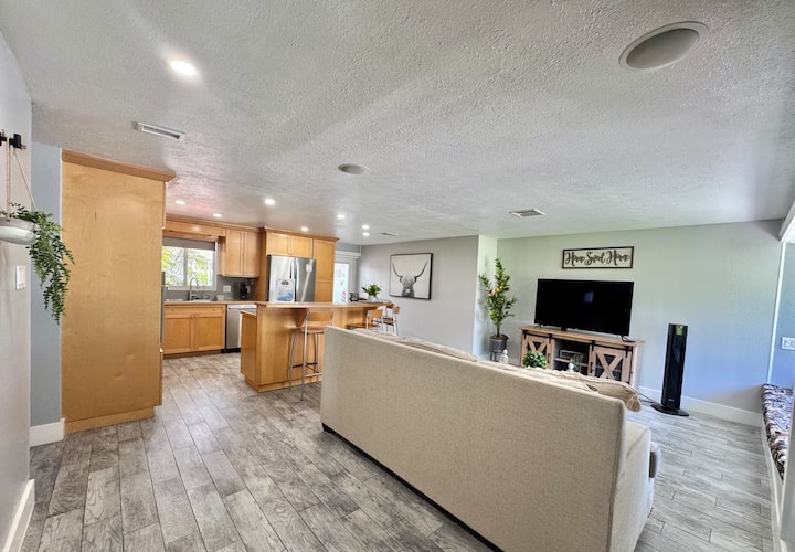 A Wave From It All Villa W King Beds - Tampa