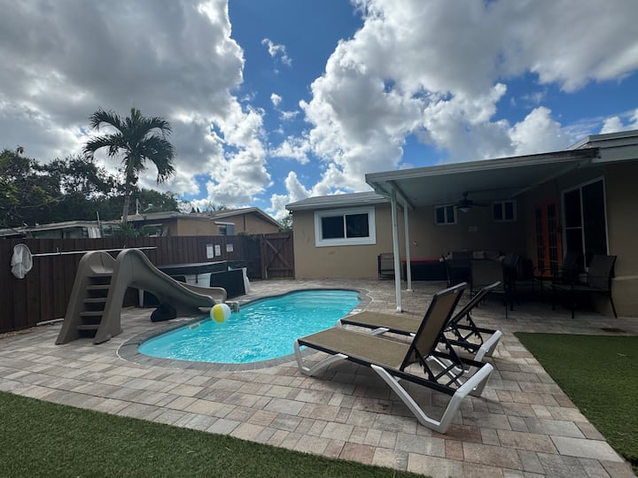 Fun Backyard - Playground, Heated Pool, & Jacuzzi! - Hollywood, FL