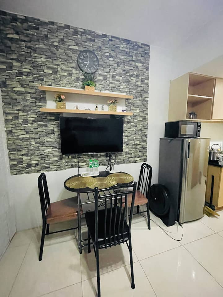 1br @ The Grass Residences W/ Balcony And Netflix - Quezon City