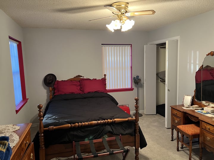 Ferrari Inn - 1 Bed/1 Bath Suite In Liberty Mo - Liberty, MO