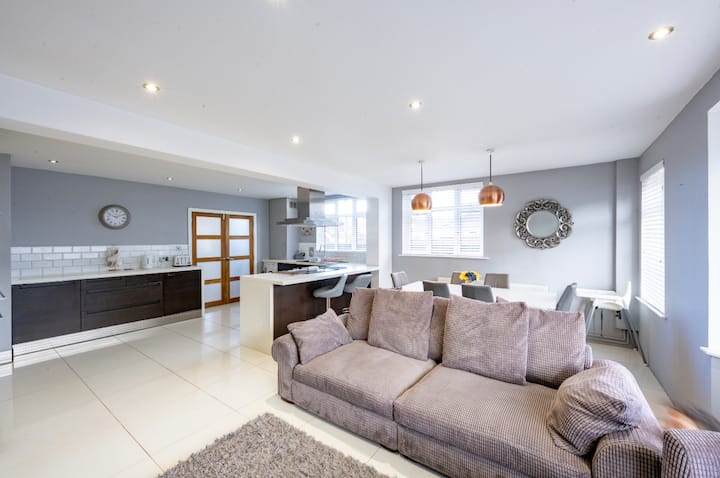 Large 3 Bedroom Detached House - Southampton