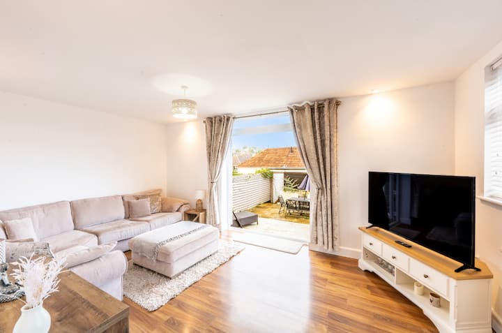 Large 3 Bedroom Detached House - Southampton