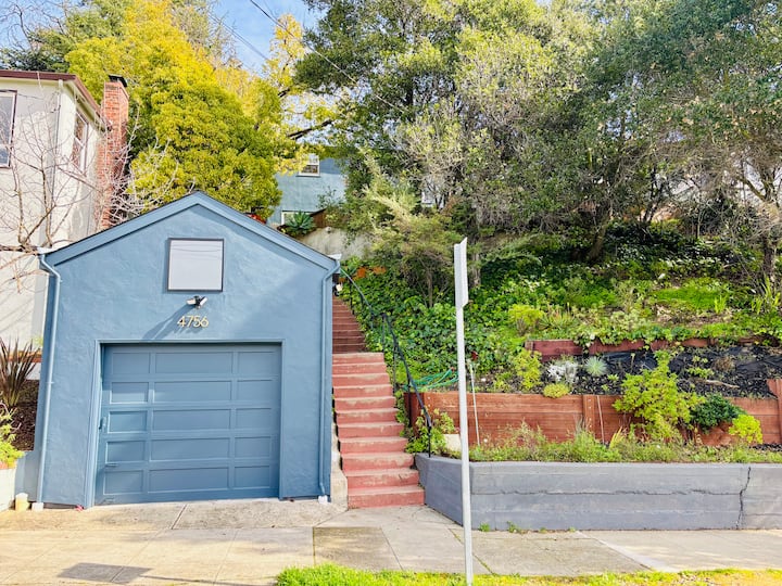 Oaktown Hilltop Hideaway In Redwood Heights - Oakland, CA
