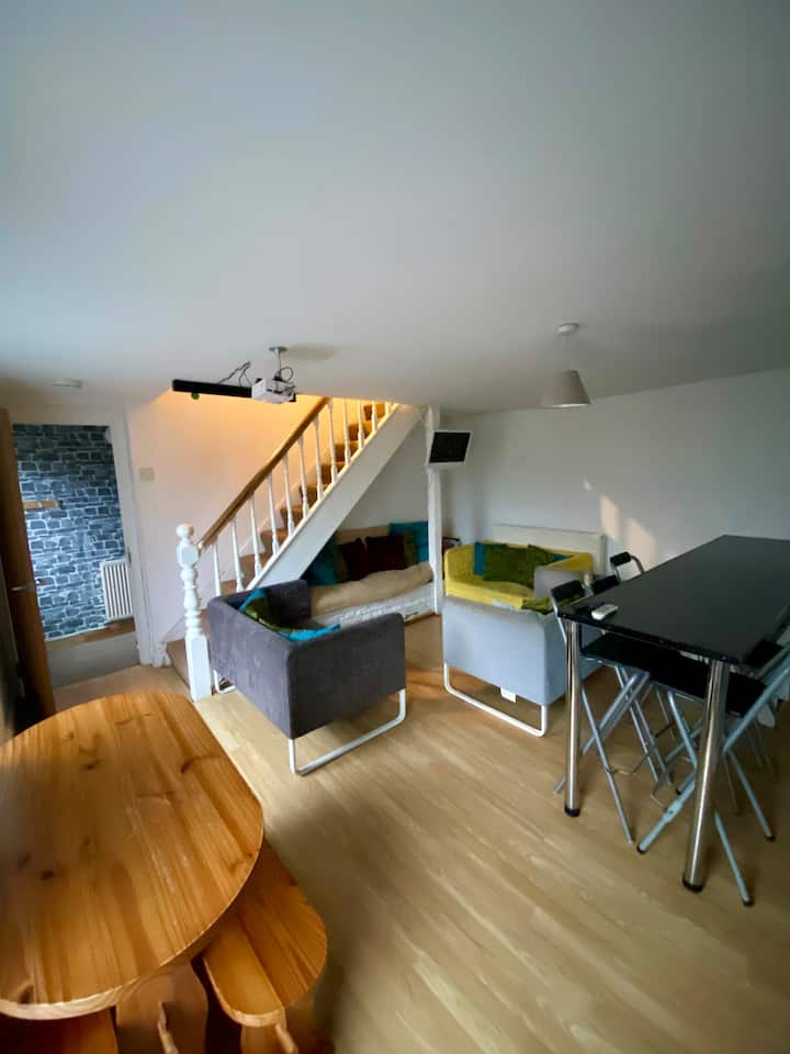 4 Room, 11 Ppl Backpackers Style House - Tonypandy - South Wales