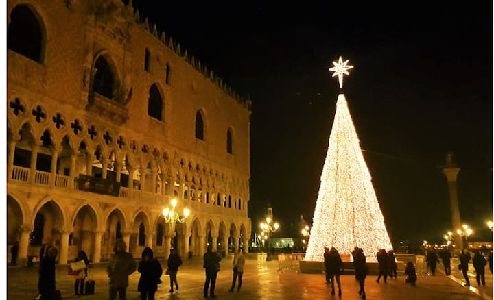 Christmas Lights Up In Venice! - Venedig