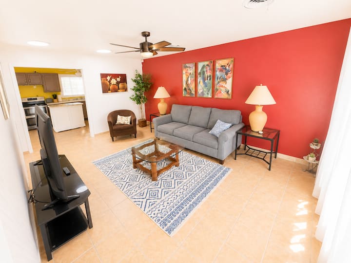 Spacious Mountainside Full Home - Albuquerque, NM