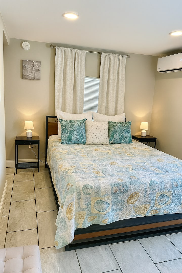 Coastal Charm Minutes From The Ocean - Clearwater, FL