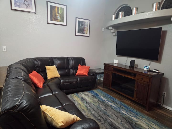 Cozy And Warm 3-bedroom Home - 拉斯克魯塞斯