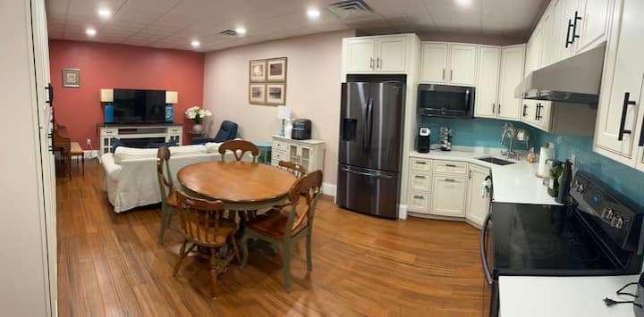 Nice Bedroom Updated Private Bathroom King Bed - Newton, MA