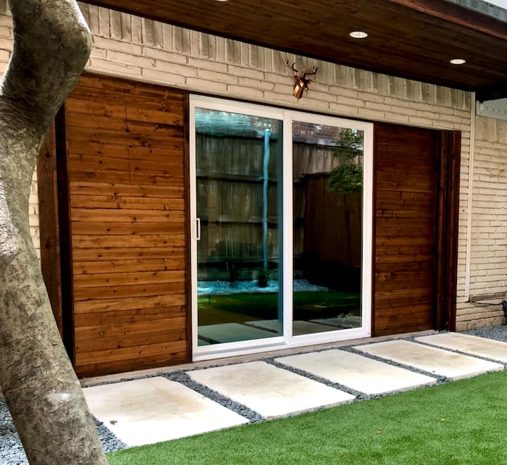 Pet-friendly Condo + Yard & Private Entry - Dallas, TX