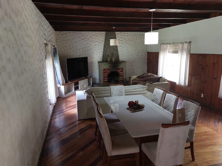 Casa Aconchegante Com Riacho, Lareira, Sala 70m2. - Nova Friburgo