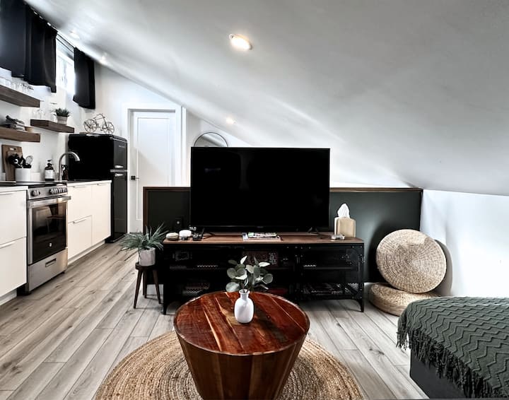 Private Studio, 5 Min Iu, Full Kitchen, Parking - Bloomington, IN