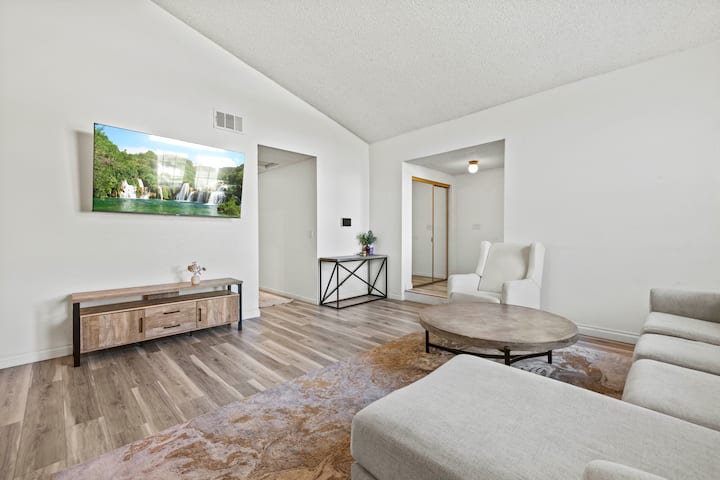 Spacious 3b/2b Home W/ High Ceilings & Large Yards - Lancaster, CA