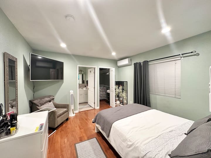 Private Bedroom With Safe Gated Parking Near Usc - Los Angeles, CA