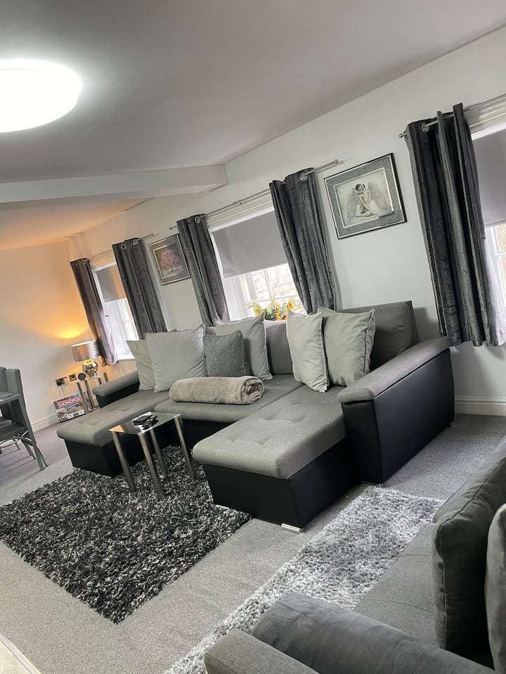 Fabulous 2 Bedroom Modern  Penthouse Apartment. - Wirral