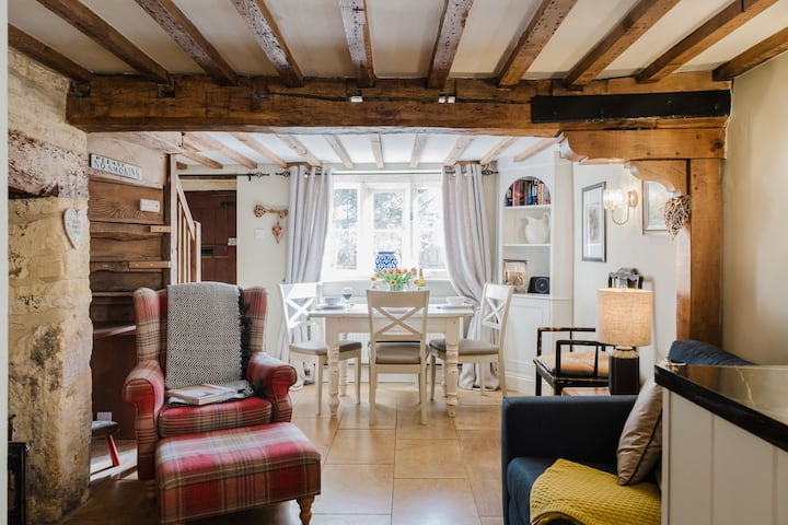 A Beautifully Presented Two Bedroom Cotswold Stone Cottage In The Cotswolds - Cobblers Cottage, More - Chipping Campden