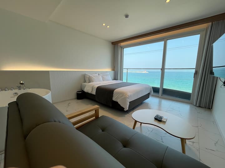 근접오션뷰/화이트우드/스세권,유명관광지뷰/스파욕조/14평풀옵/문자주면할인 - 강릉시