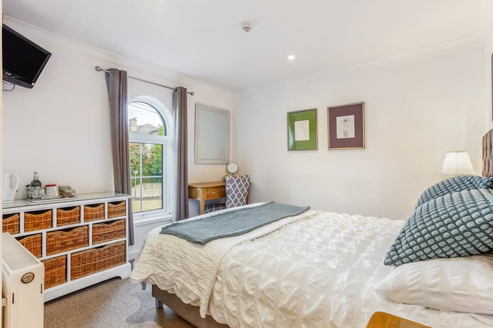 Cosy Double With Private Shower Room - Salisbury